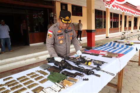Satgas Damai Cartenz Gabungan Personil TNI Dan Polri Lumpuhkan 4