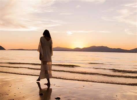 女人 海滩 步行 连衣裙 长 日落 太阳 天空 海 波浪 海洋 砂 人 旅行 景观 高图网 免费无版权高清图片下载
