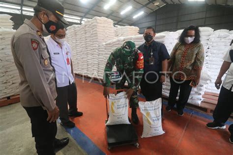 BERAS BANTUAN PPKM TAHAP DUA ANTARA Foto