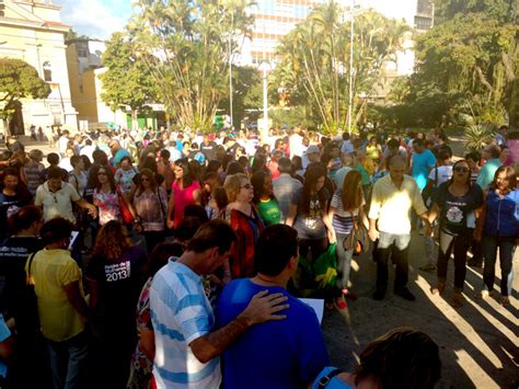 Evangélicos de Nova Friburgo oram pelo Brasil na Praça Dermeval