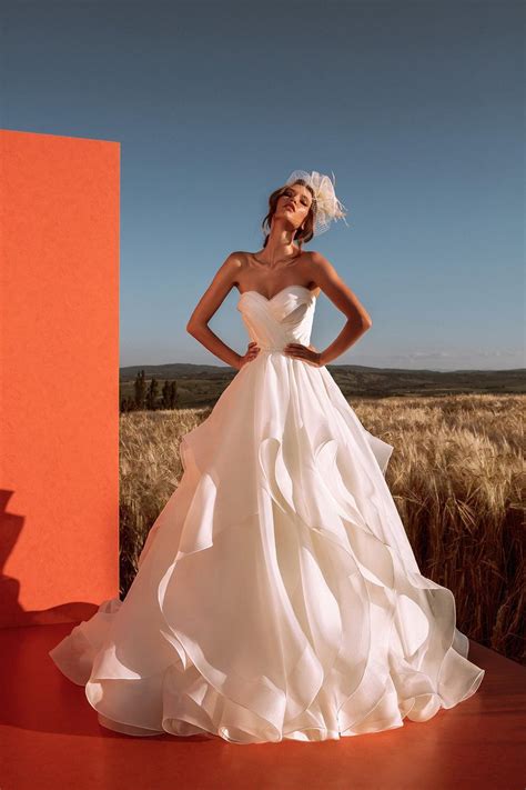 Abiti Da Sposa Con Scollo A Cuore