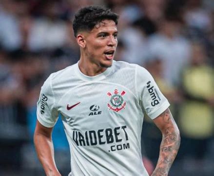 Podendo assinar pré contrato zagueiro do Corinthians entra na mira do