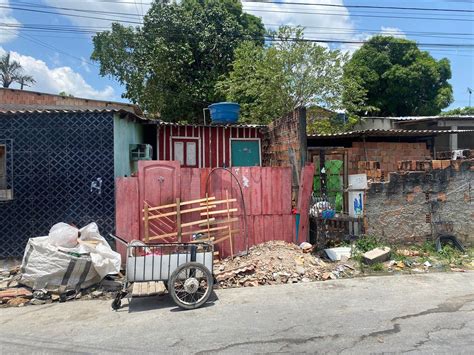 Homem é suspeito de matar mulher a facadas na frente dos filhos em