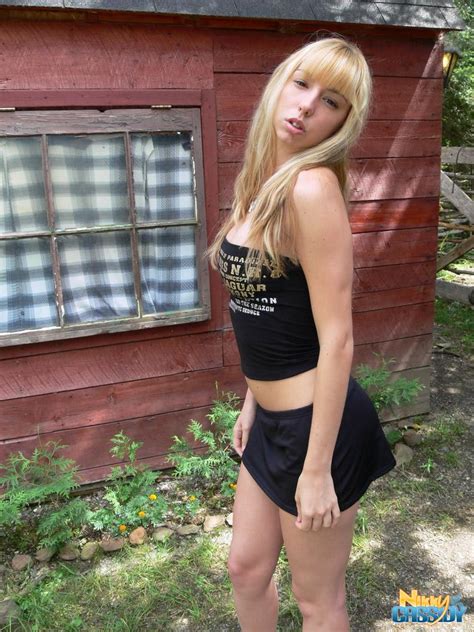 Photos de la jeune nikky cassidy en train de se déshabiller dans le