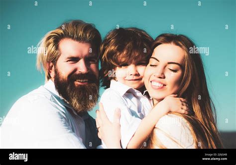 Glückliche Familie Mutter Vater und Kinder Sohn umarmen Junge