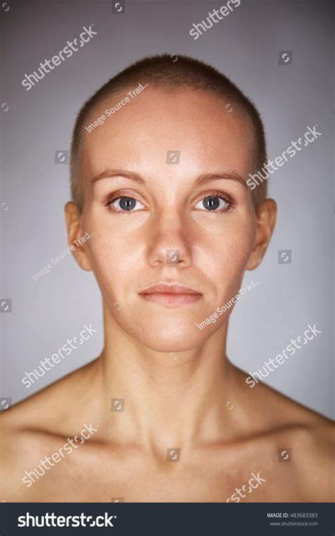 Nude Woman Shaved Head Foto Stok 483683383 Shutterstock