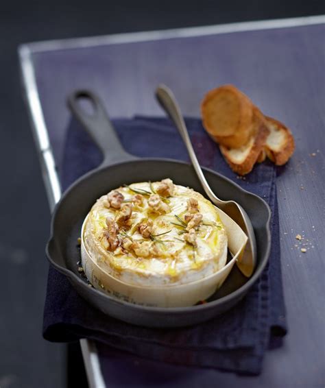 Recette camembert rôti au four miel et noix Marie Claire