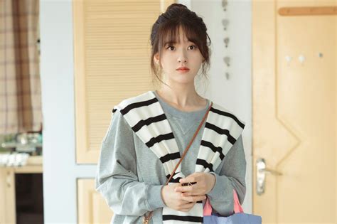 Triệu Lộ Tư và loạt outfit từ cao cấp đến bình dân trong Vụng Trộm