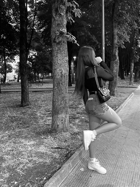 Mujer En Pose Relajada Junto A Un Rbol En La Carretera