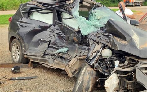 Homem de 50 anos fica gravemente após batida entre carro e caminhão