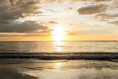 Sonnenuntergang über dem Meer Kostenlose Foto