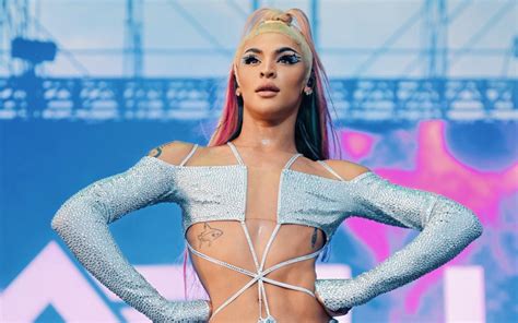 Pabllo Vittar Sofre Queda Em Show Em Manaus Tangerina