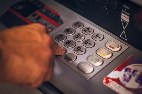 Ai card bancar la Banca Transilvania sau ING Bank Poți să ți le
