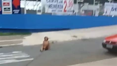Mulher é flagrada andando nua em avenida de Goiânia Jornal Opção