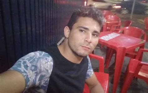 Marceneiro é morto a facadas por homem após discutir esposa em