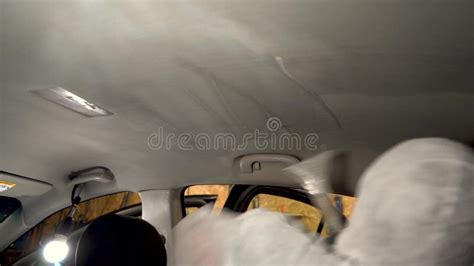 Coches Del Salón De La Limpieza En Seco El Trabajador Utiliza Vacío Que