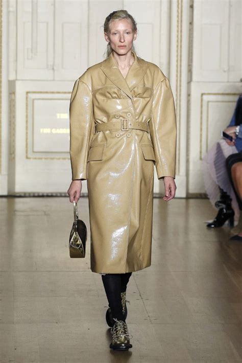 Simone Rocha Sube A La Pasarela Mujeres De Todas Las Edades Etnias Y