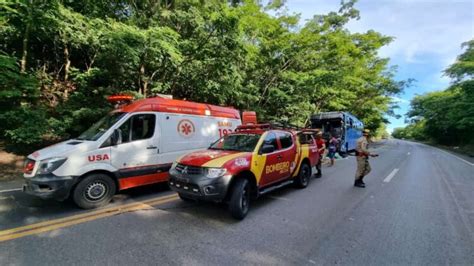 Acidente entre ônibus e carreta deixa quatro feridos na BR 020 em