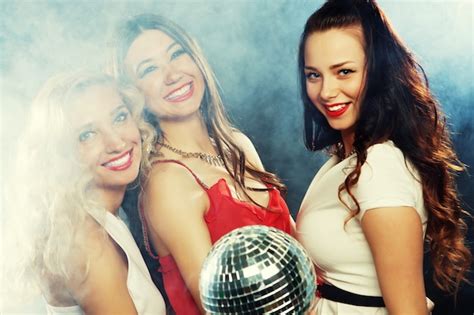 Chicas Fiesteras Con Bola De Discoteca Felices Y Sonrientes Foto Premium
