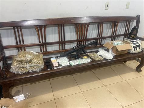 Força Tática detém dupla e apreende drogas arma e munições no Jardim