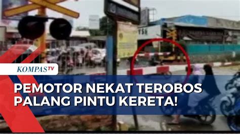 Nekat Terobos Palang Pintu Kereta Pengendara Motor Nyaris Terlindas