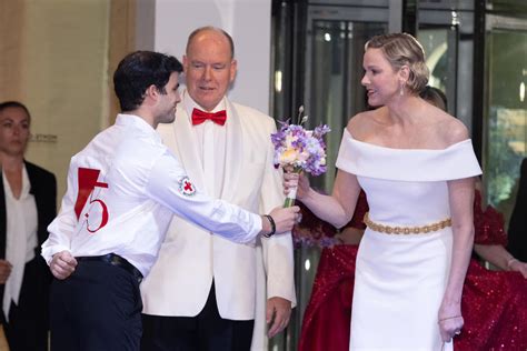 Entre L Gance Et Bienfaisance Le Prince Albert Ii Et La Princesse