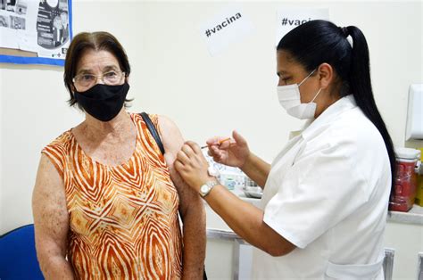 RESENDE APLICA DOSE DE REFORÇO EM IDOSOS ACIMA DE 70 ANOS E