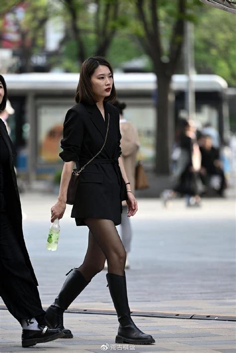 黑色丝袜搭配长靴，春季的经典穿搭，也可以搭配高跟鞋衬托身材
