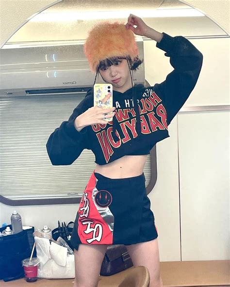 Le Sserafim Kim Chaewon Flaunts Ant Waist In New Sns Photos Kpopstarz