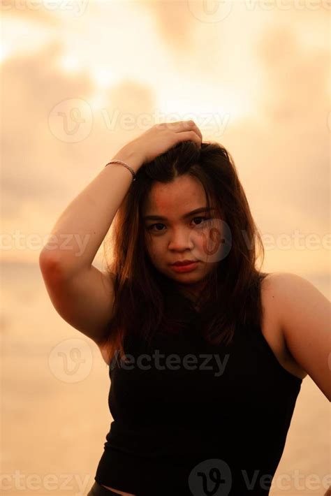 un asiático adolescente quien es posando sexy por participación su