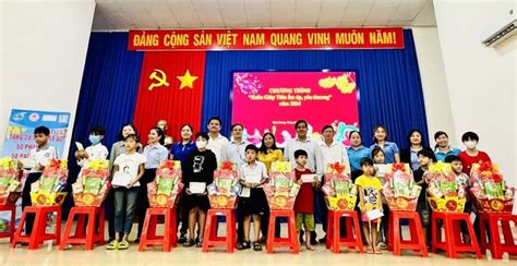 Vietnam Women S Union Presents Tet Gifts To Social Policy Beneficiaries