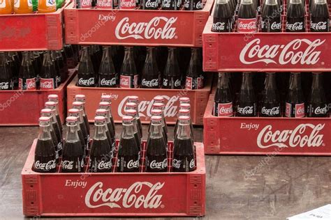 Botellas vintage de Coca Cola en caja de plástico rojo 2022