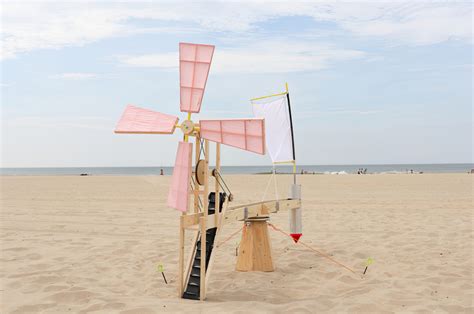 Cette installation de moulin à vent déconstruit met en évidence la
