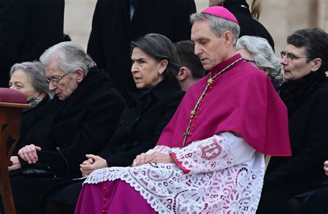 Quién es Georg Ganswein el George Clooney del Vaticano que le