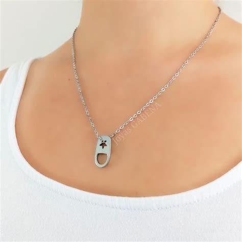 Collar Chapita De Lata Acero Quir Rgico Joyas Gabena