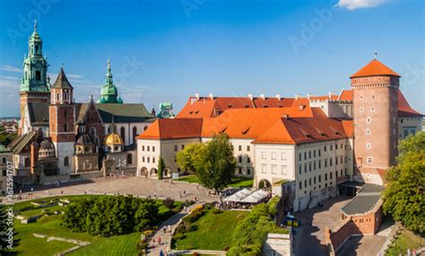 Plakat Kraków Polska Szeroka panorama z lotu ptaka o zachodzie słońca