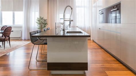 Cocinas pequeñas modernas con isla central Reformat360