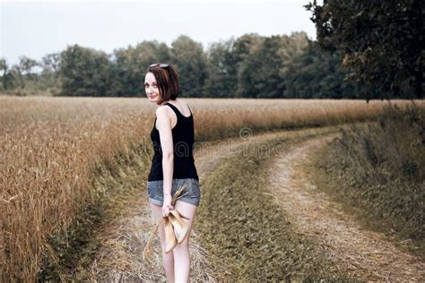 Jeune Fille Marchant Nu Pieds Sur La Route Moulue Par Le Champ Et La