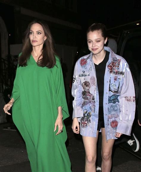 Sin ayuda de sus padres así es como Shiloh la hija de Angelina Jolie