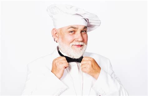 Chef Barbudo Sonriente En Uniforme Blanco Y Cocina De Sombrero Que