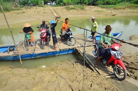 PERAHU PENYEBERANGAN SUNGAI ANTARA Foto