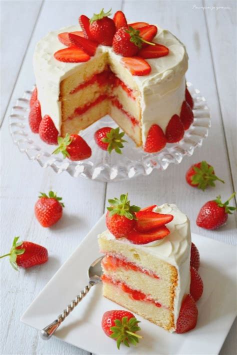 gâteau à la fraises avec un décors de fraises 07 09 2020