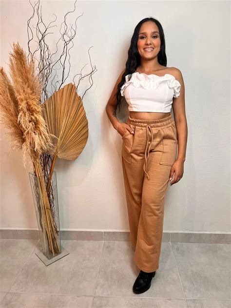 Cropped Amarração Atrás Tomara que Caia Babado Bojo Off White