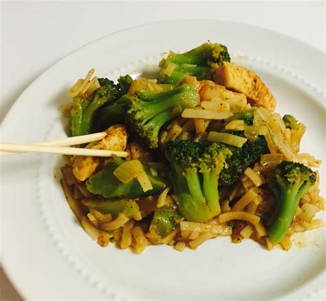 Makaron ryżowy smażony z brokułami i kurczakiem tofu BezglutenoweLove