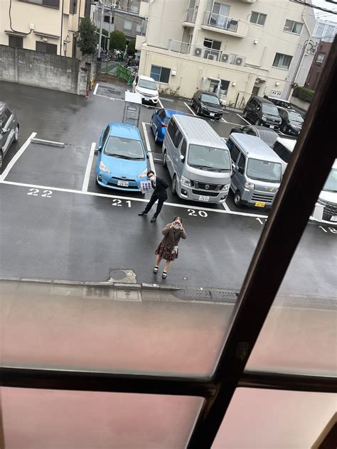 Kogawa super busy on Twitter 窓から逃げようと思ったらこうだったのめちゃおもろだった