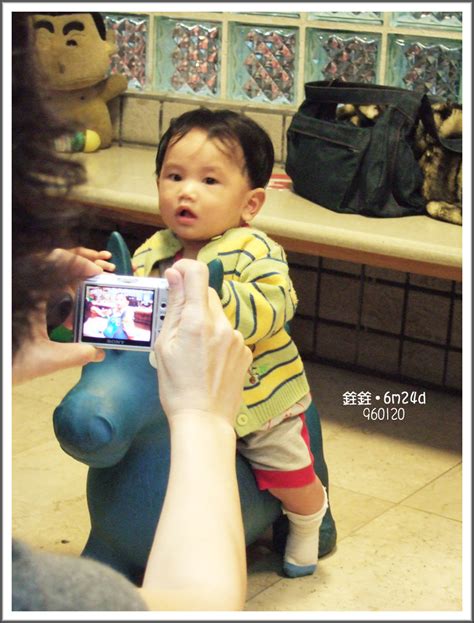 960120 02 這裡有好多玩具 可以給小朋友玩的耶 看到這匹小馬馬我就忍不住要騎他了 蔣奶奶看我騎馬馬好可愛 Flickr