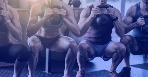 Composición de la luz borrosa sobre un grupo de hombres musculosos