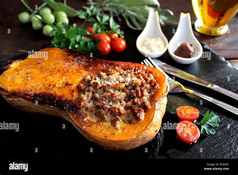 Courge Butternut farcie de viande de bœuf hachée Photo Stock Alamy