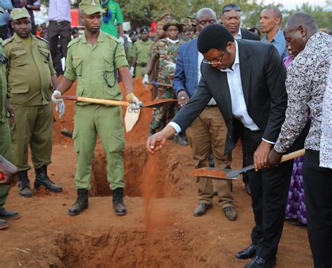 MAJALIWA AONGOZA MAZISHI YA WATU WALIOFARIKI DUNIA KATIKA AJALI YA MOTO