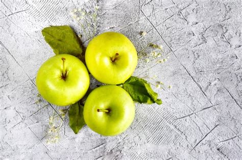 Fantas A Afrutada Tres Manzanas Verdes Enteras Y Gajos De Manzana De